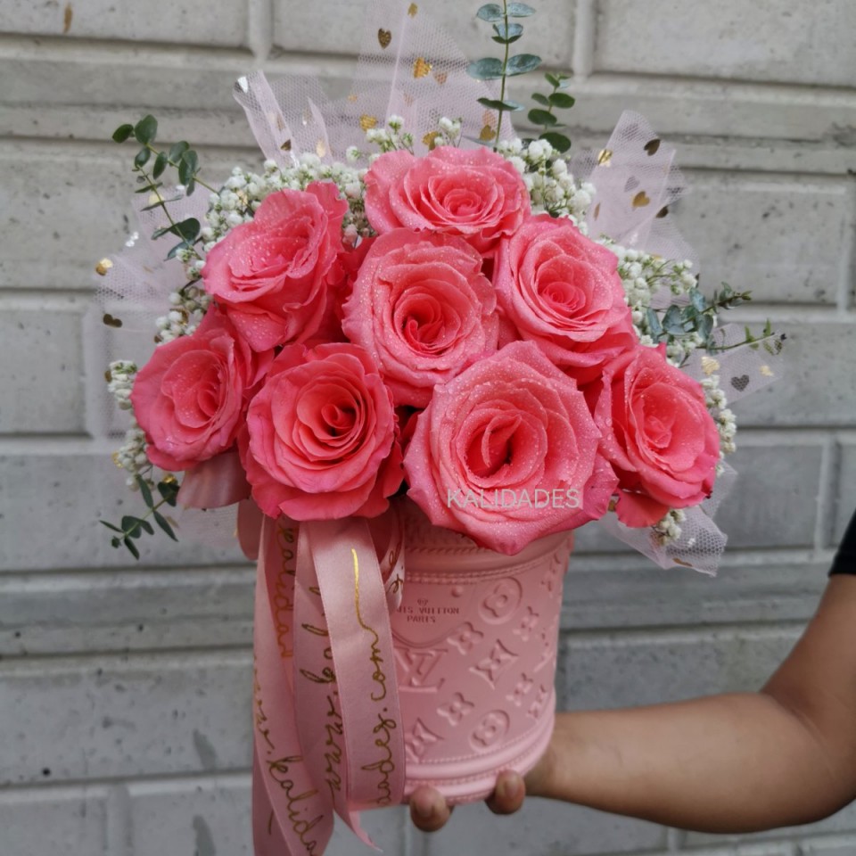 Kalidades House of Flowers | MD-ECV3 9stems Ecuador Roses on Cannes Vase